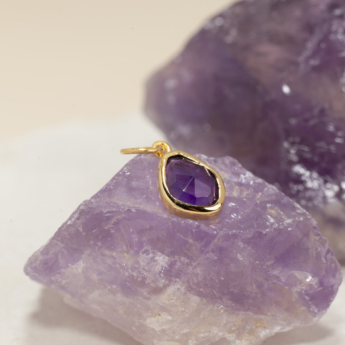 ATHENA PURPLE AMETHYST GOLDEN PENDANT | Fri fragt ved 249,- – Sisi ...
