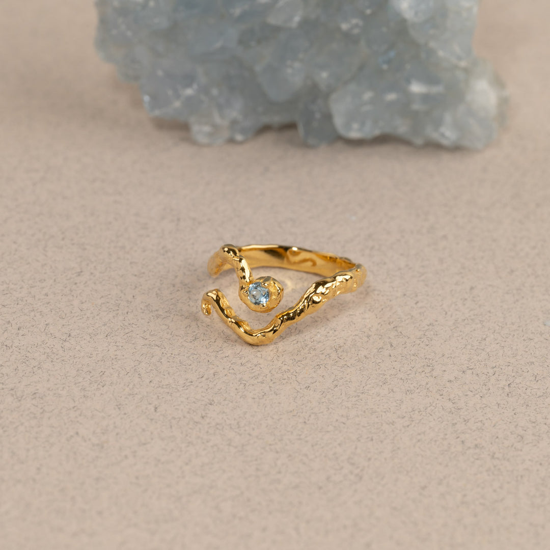 EMILIA BLUE TOPAZ GOLDEN RING | Fri fragt ved 249,- – Sisi Copenhagen