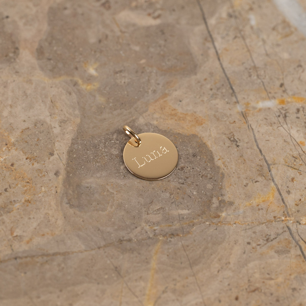 ENGRAVABLE ROUND SOLID GOLD PENDANT - 12mm | Fri fragt ved 249,- – Sisi ...