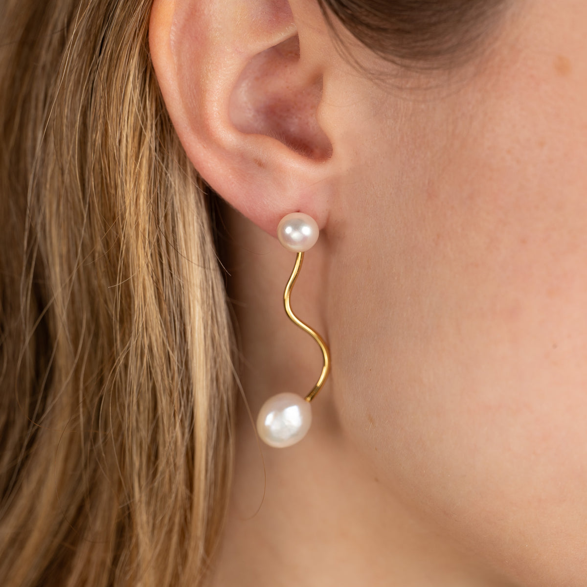LINA PEARL GOLDEN EARRING | Fri fragt ved 249,- – Sisi Copenhagen