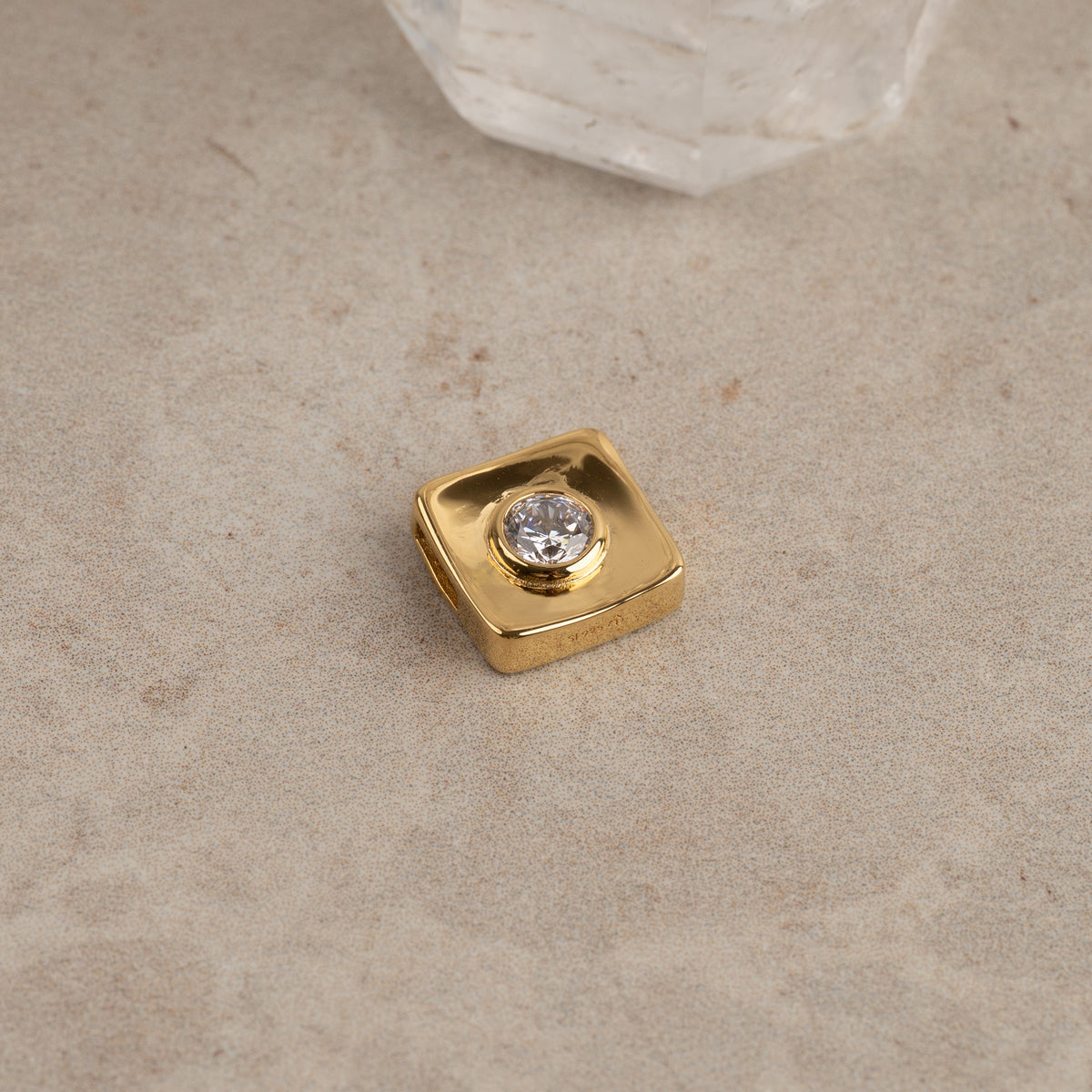 MAE CRYSTAL GOLDEN PENDANT | Fri fragt ved 249,- – Sisi Copenhagen