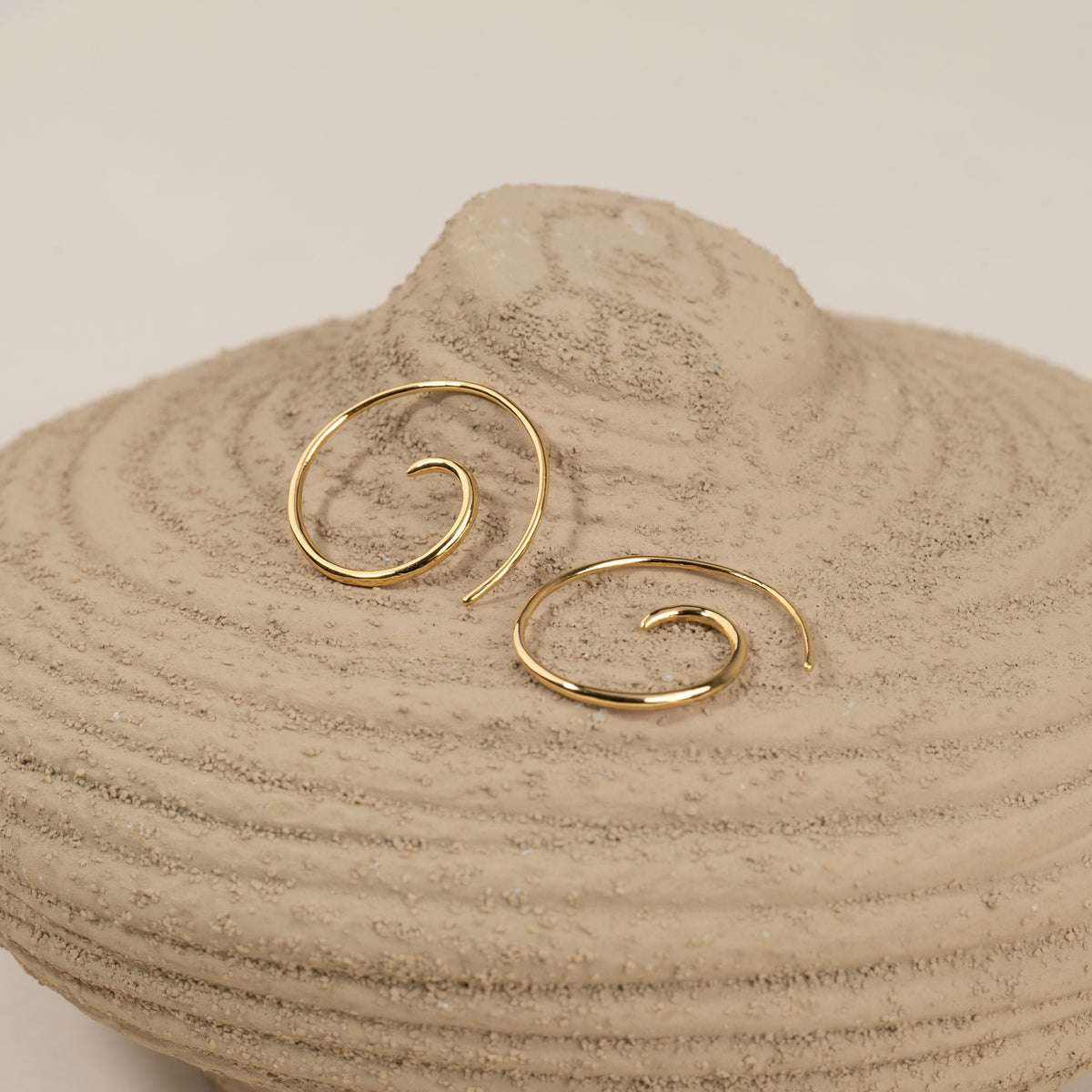 MARTINA GOLDEN CREOL EARRING | Fri fragt ved 249,- – Sisi Copenhagen