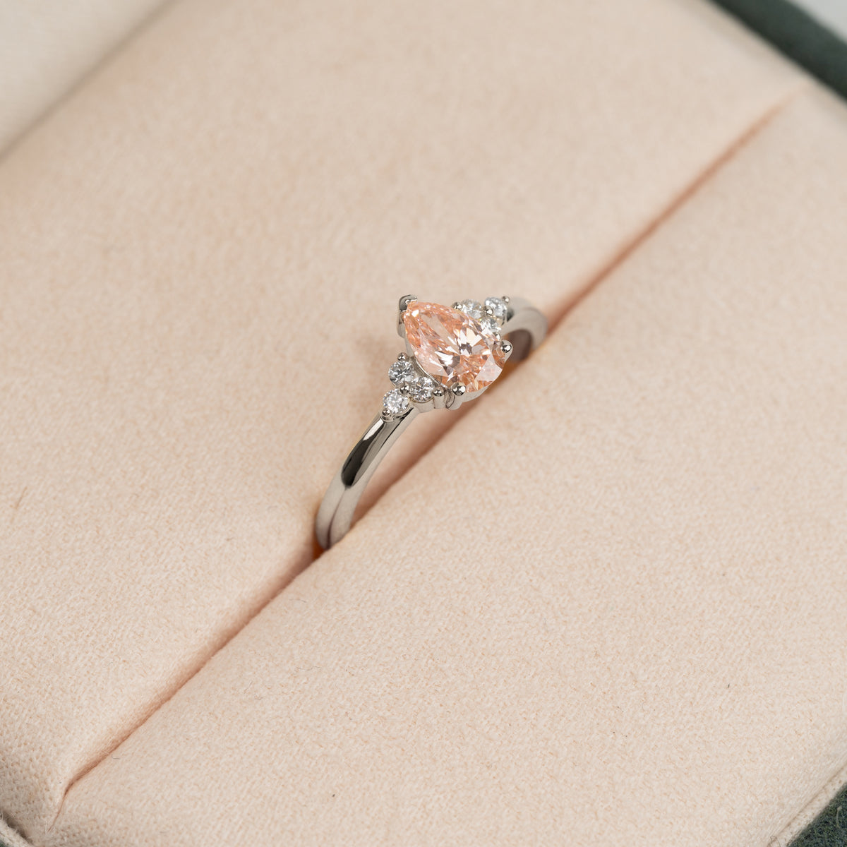 PEAR-CUT TRIAD PINK LAB-DIAMOND RING - 0.65ct - WG | Fri fragt ved 249 ...