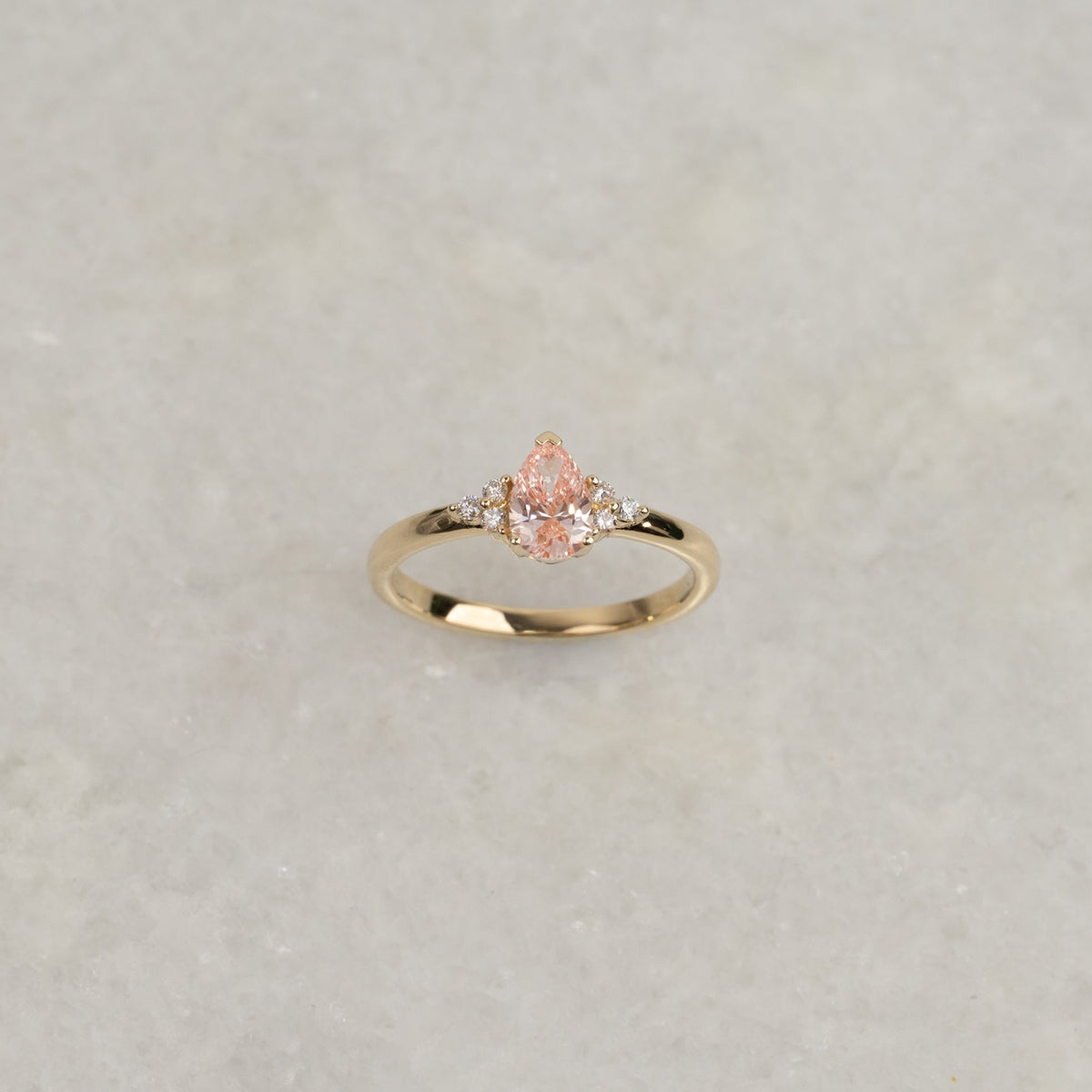 PEAR-CUT TRIAD PINK LAB-DIAMOND RING - 0.65ct - YG | Fri fragt ved 249 ...