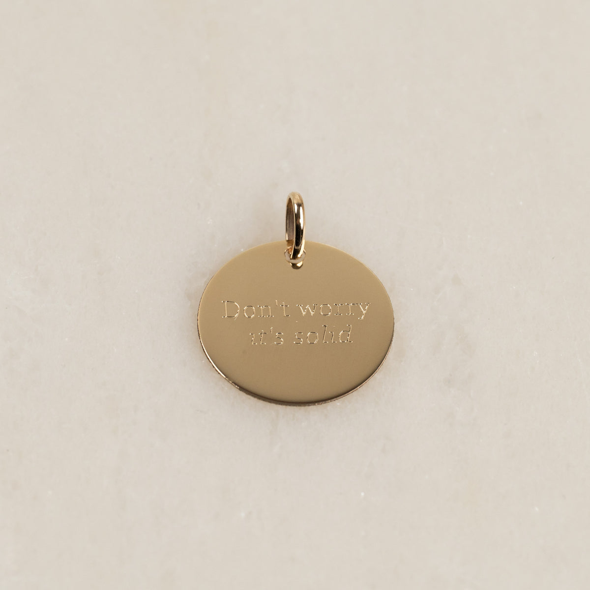 ENGRAVABLE ROUND SOLID GOLD PENDANT - 15mm | Fri fragt ved 249,- – Sisi ...